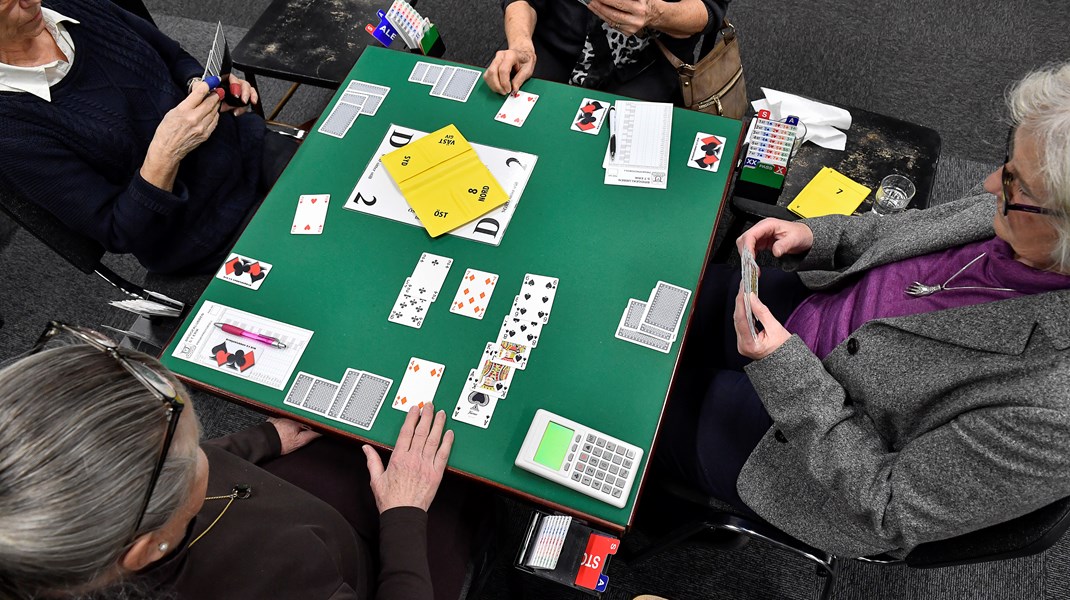 KD: Pensionärer ska inte behöva välja mellan att spela bridge och äta ...