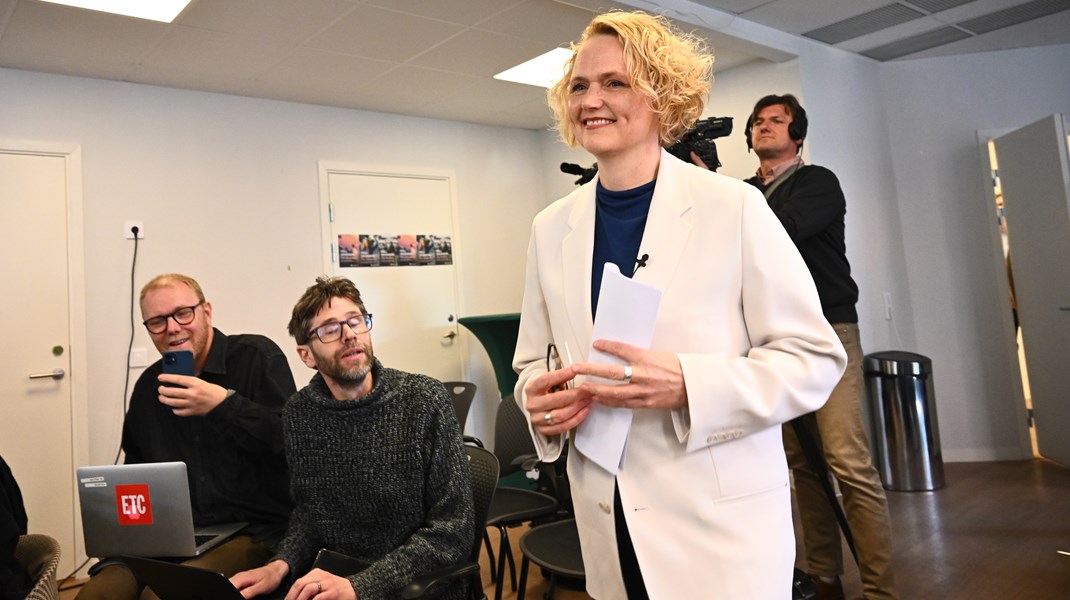 Anna-Karin Hatt måste få partiet att sluta spela enmanstennis mitt på ...